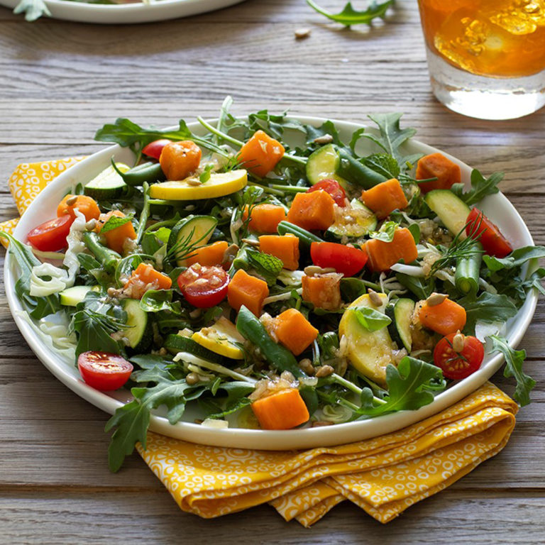Salade de patate douce avec légumes d’été et fines herbes fraiches ...